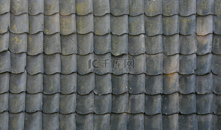 老房子屋顶上的灰色天然瓦片高清摄影大图-千库网
