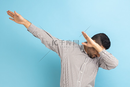 站着的商人举起双手，摆出轻快的舞蹈姿势，互联网模因，庆祝成功。高清摄影大图-千库网