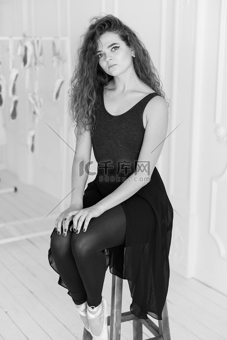 卷发的女孩芭蕾舞演员。高清摄影大图-千库网