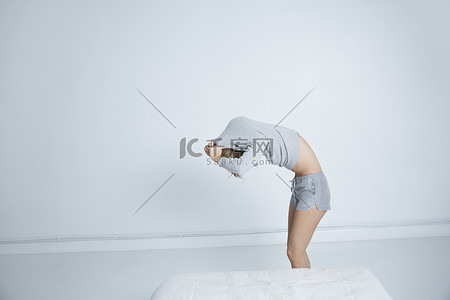 年轻女子在卧室脱衣服高清摄影大图-千库网