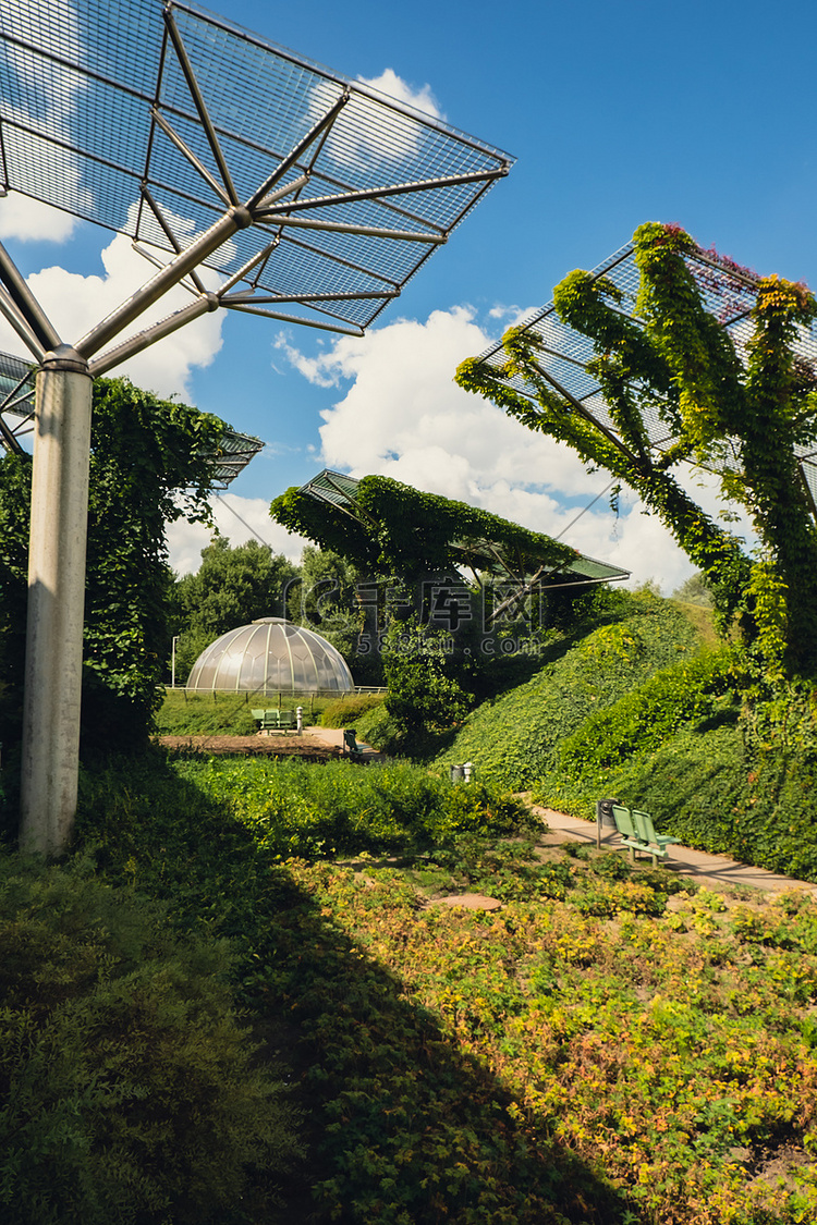 华沙大学图书馆现代建筑和绿化屋顶上的植物园。高清摄影大图-千库网