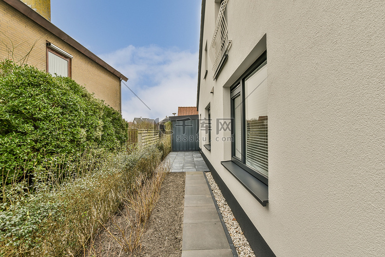 通往房屋一侧的人行道高清摄影大图-千库网
