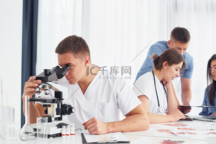 有显微镜的人。高清摄影大图-千库网