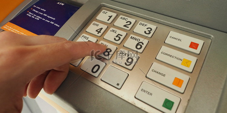 ATM 机和特写男人的手。高清摄影大图-千库网