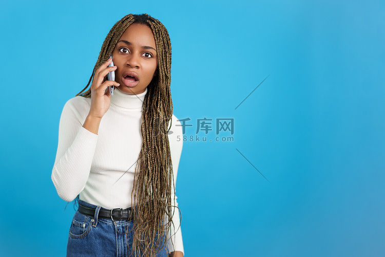 非洲女人用手机说话时表情难以置信高清摄影大图-千库网