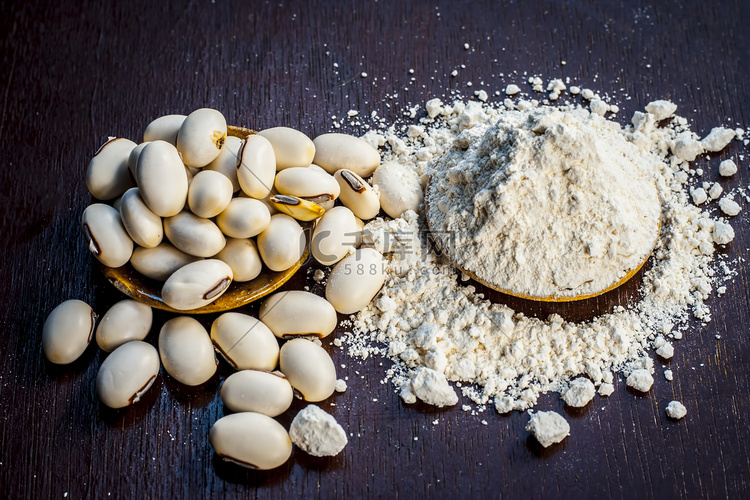 Ayurvedic 草药 kuanch、cowhage、Mucuna pruriens 粉装在棕色盘子里，生 kuanch 用于治疗早泄、勃起 ...