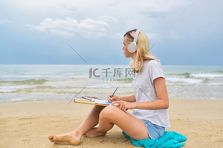 戴耳机的少女用水彩海洋素描画画高清摄影大图-千库网