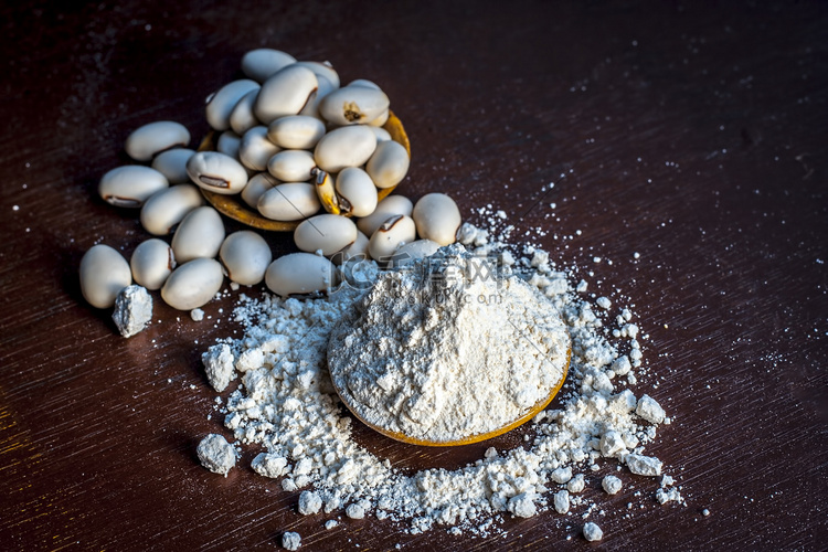 Ayurvedic 草药 kuanch、cowhage、Mucuna pruriens 粉装在棕色盘子里，生 kuanch 用于治疗早泄、勃起 ...