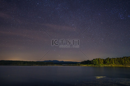 银河系和星星在夜间高清摄影大图-千库网