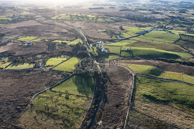 爱尔兰共和国多尼戈尔郡 Falcarragh 的伯顿波特铁路步行鸟瞰图高清摄影大图-千库网