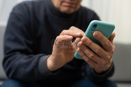 特写肖像爆头老人戴眼镜看手机有困难有视力问题。高清摄影大图-千库网