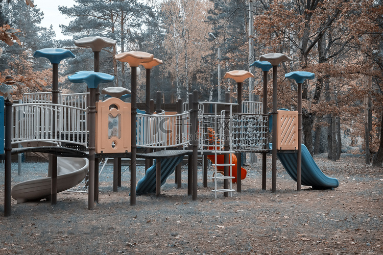 秋季公园的儿童游乐场。高清摄影大图-千库网