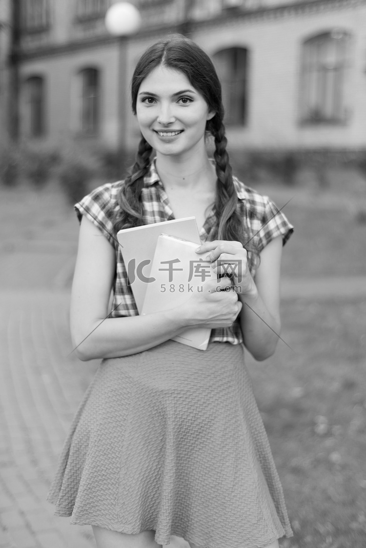 裙子和格子衬衫的女学生。高清摄影大图-千库网