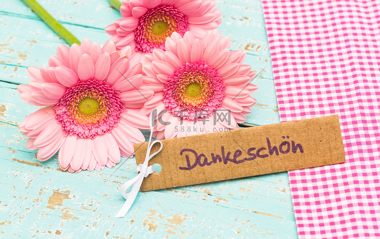 一束带感谢卡的粉红色花朵高清摄影大图-千库网