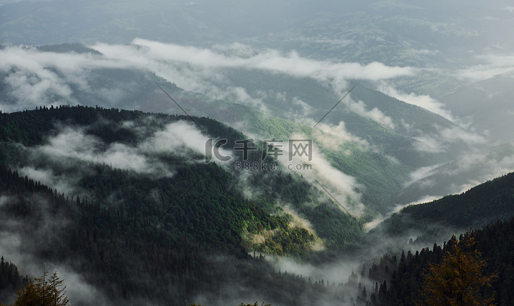 雾覆盖的山丘。高清摄影大图-千库网