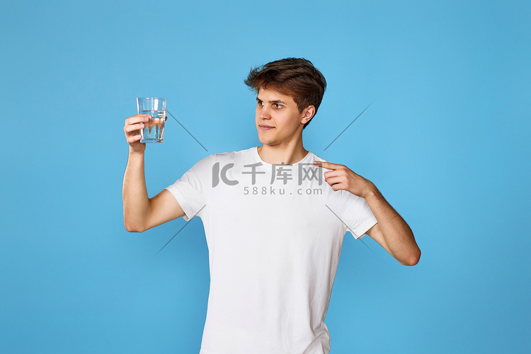 拿着一杯水的年轻帅哥高清摄影大图-千库网