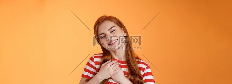 特写可爱贴心的红发女友感受到爱，闭上眼睛微笑着露出露齿的傻笑，按手心，感到感动，做白日梦，有感情，承认同情美味的食物高清摄影大图 千库网