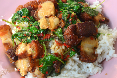 脆皮猪肉配泰国罗勒 (Kra Pao Moo Grob)高清摄影大图-千库网