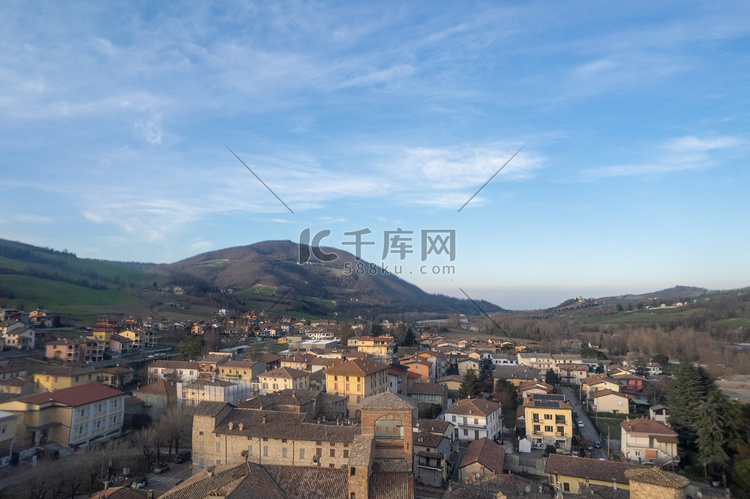 Travo Village, Trebbia Valley, Travo, Piacenza 意大利鸟瞰图高清摄影大图-千库网