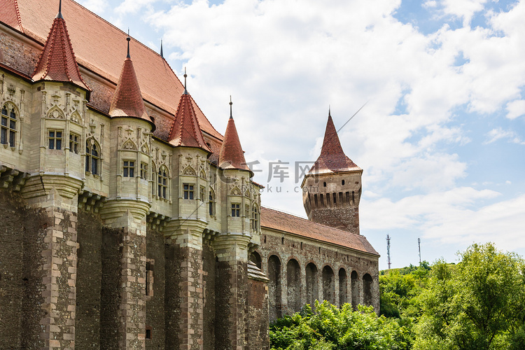 Corvin Castle、Hunyad Castle 或 Castelul Corvinilor 是位于罗马尼亚特兰西瓦尼亚的一座哥特式城堡 ...