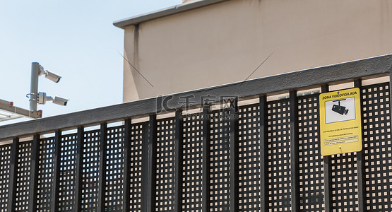 金属网格，用加泰罗尼亚语写的标志：视频警戒区高清摄影大图-千库网