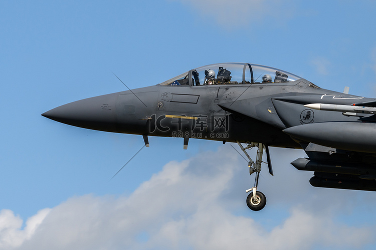 F-15 Eagle Jet 降落在英国皇家空军莱肯希思高清摄影大图-千库网