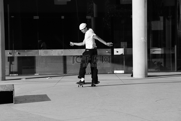 德国杜塞尔多夫剧院前身穿白衬衫的溜冰者高清摄影大图-千库网