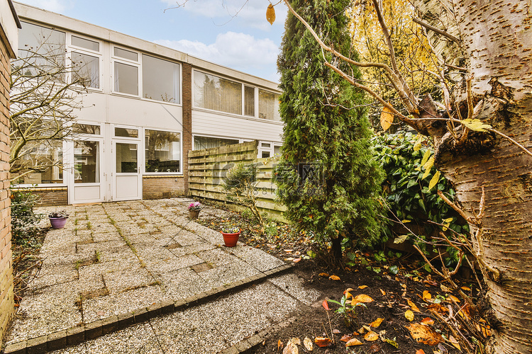 有楼梯的房子的后院和高清摄影大图-千库网