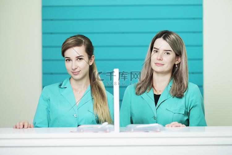 两位女医生或护士看着镜头。高清摄影大图-千库网
