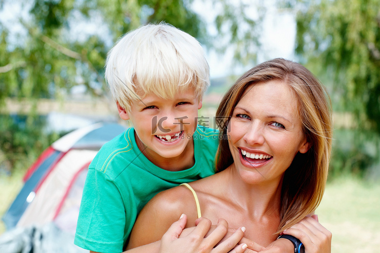 儿子拥抱母亲。高清摄影大图-千库网