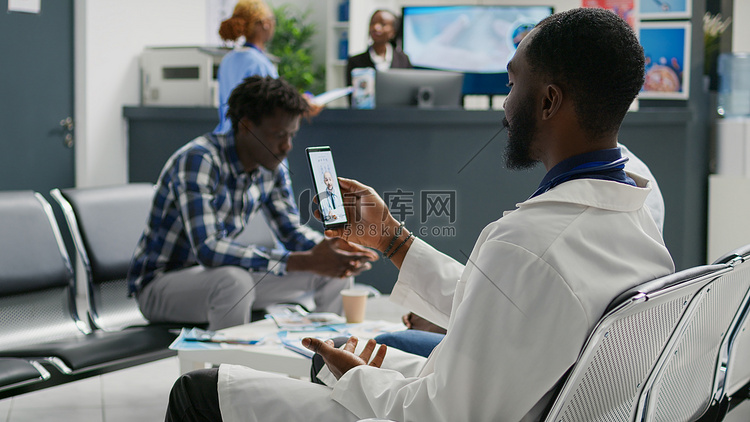 年轻医生在智能手机上使用视频会议高清摄影大图-千库网