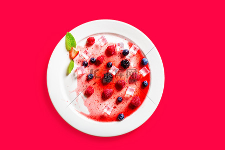 白盘解冻冰棒上的草莓和黑莓高清摄影大图-千库网