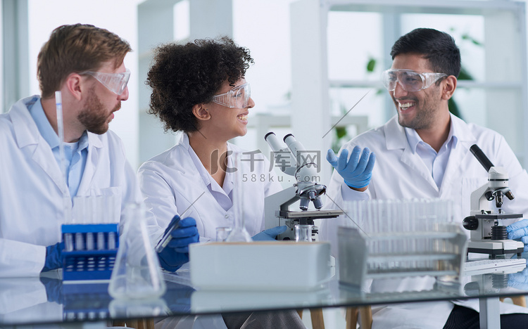 致力于生成实验药物的医学研究科学家团队高清摄影大图-千库网