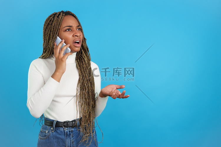 非洲女人用手机说话时表情难以置信高清摄影大图-千库网