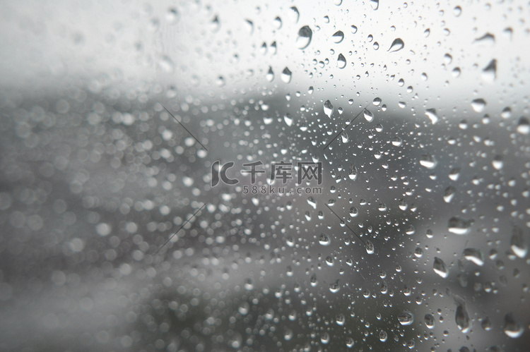 雨滴落在窗户上，下雨天高清摄影大图-千库网