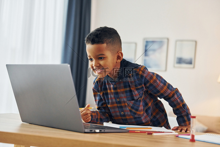 带笔记本电脑。高清摄影大图-千库网