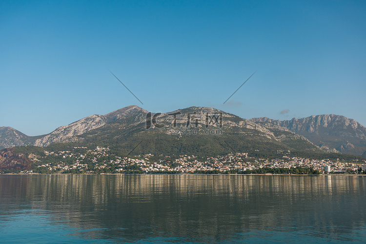 亚得里亚海海岸全景景观在完美的夏日。高清摄影大图-千库网