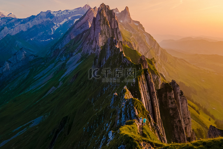 Schaeffler mountain ridge swiss Alpstein，瑞士阿彭策尔，雄伟的舍弗勒峰的山脊高清摄影大图-千库网