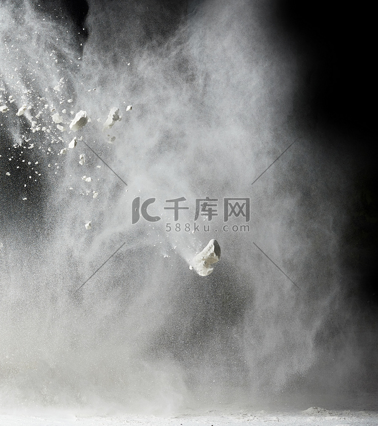 黑色背景中的白小麦面粉云，颗粒飞扬高清摄影大图-千库网