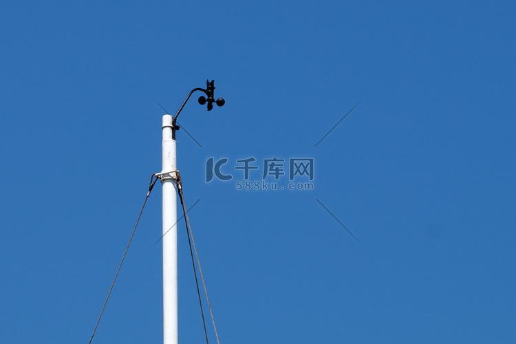 测量蓝天风速的气象装置高清摄影大图-千库网