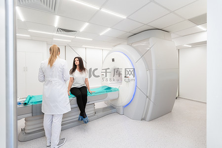 现代医院实验室的医学 CT 或 MRI 扫描。高清摄影大图-千库网