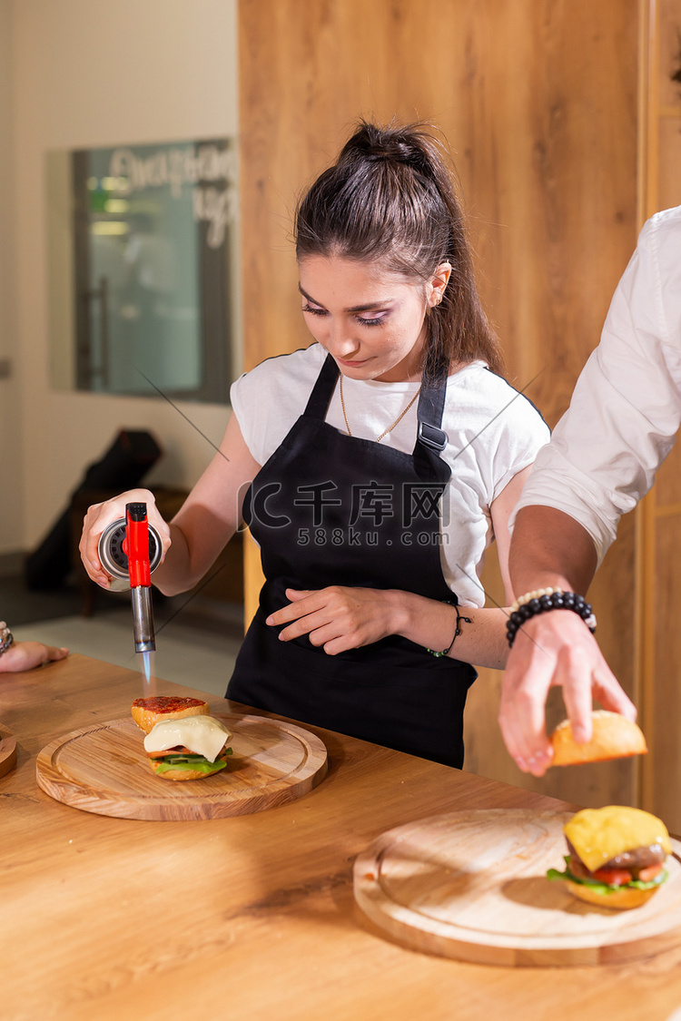 准备美味的汉堡。高清摄影大图-千库网