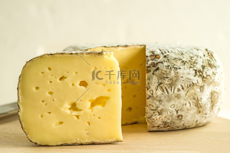 来自阿尔卑斯山的 Tomette，法国的奶酪高清摄影大图-千库网