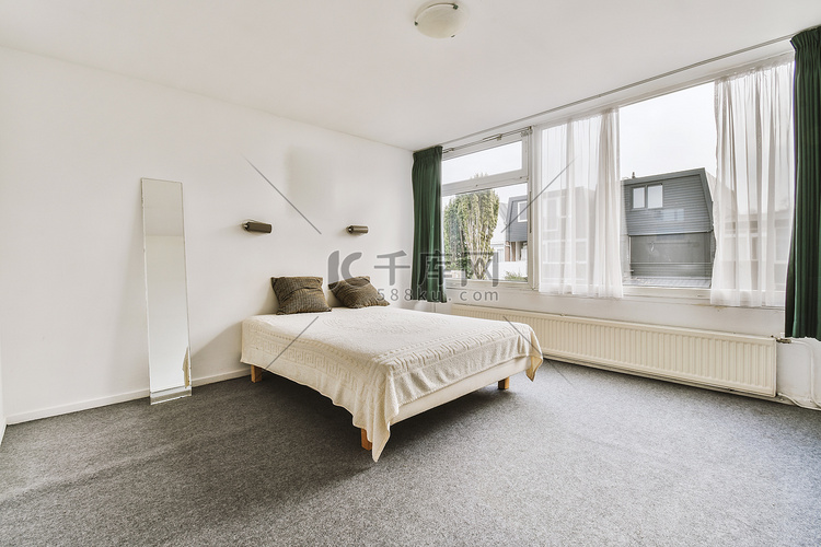 一间带床和大窗户的卧室高清摄影大图-千库网