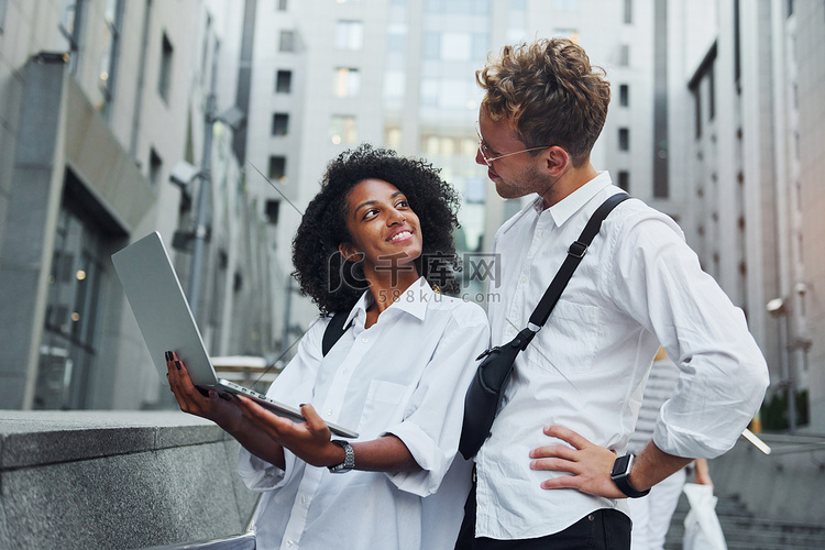 使用笔记本电脑。高清摄影大图-千库网