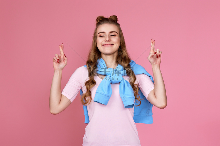 用手指交叉手势的白种人卷发女人高清摄影大图-千库网