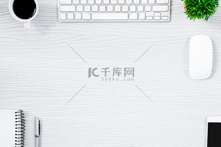 白木办公桌和与 blac 一起工作的设备高清摄影大图-千库网