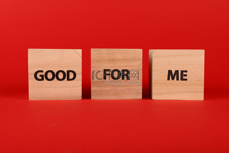红色上方带有 GOOD FOR ME 字样的木制立方体高清摄影大图-千库网