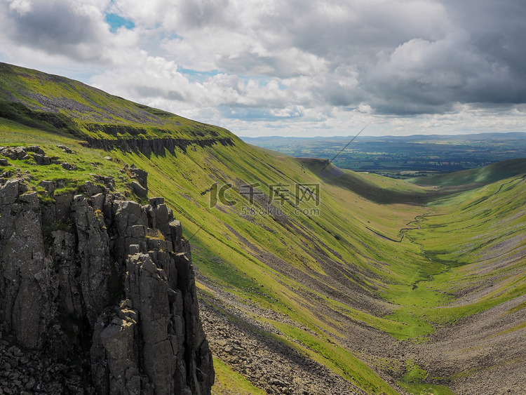 从 High Cup Nick of chasm、Eden Valley、North Pennines、Cumbria 的壮观景色高清摄影大图-千库网