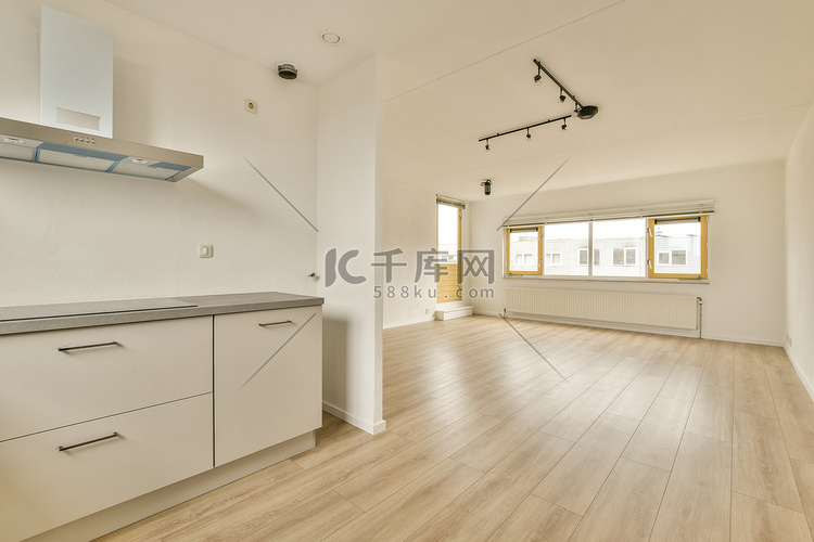 一间空荡荡的厨房和客厅，铺着木地板高清摄影大图-千库网